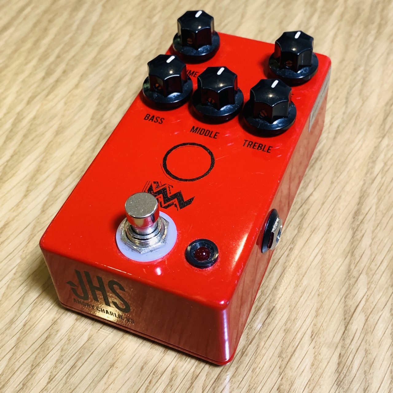 【レビュー】マーシャル系ペダルの新定番「JHS Pedals Angry Charlie V3」を弾いてみた | ギター情報サイト【ギターハック】